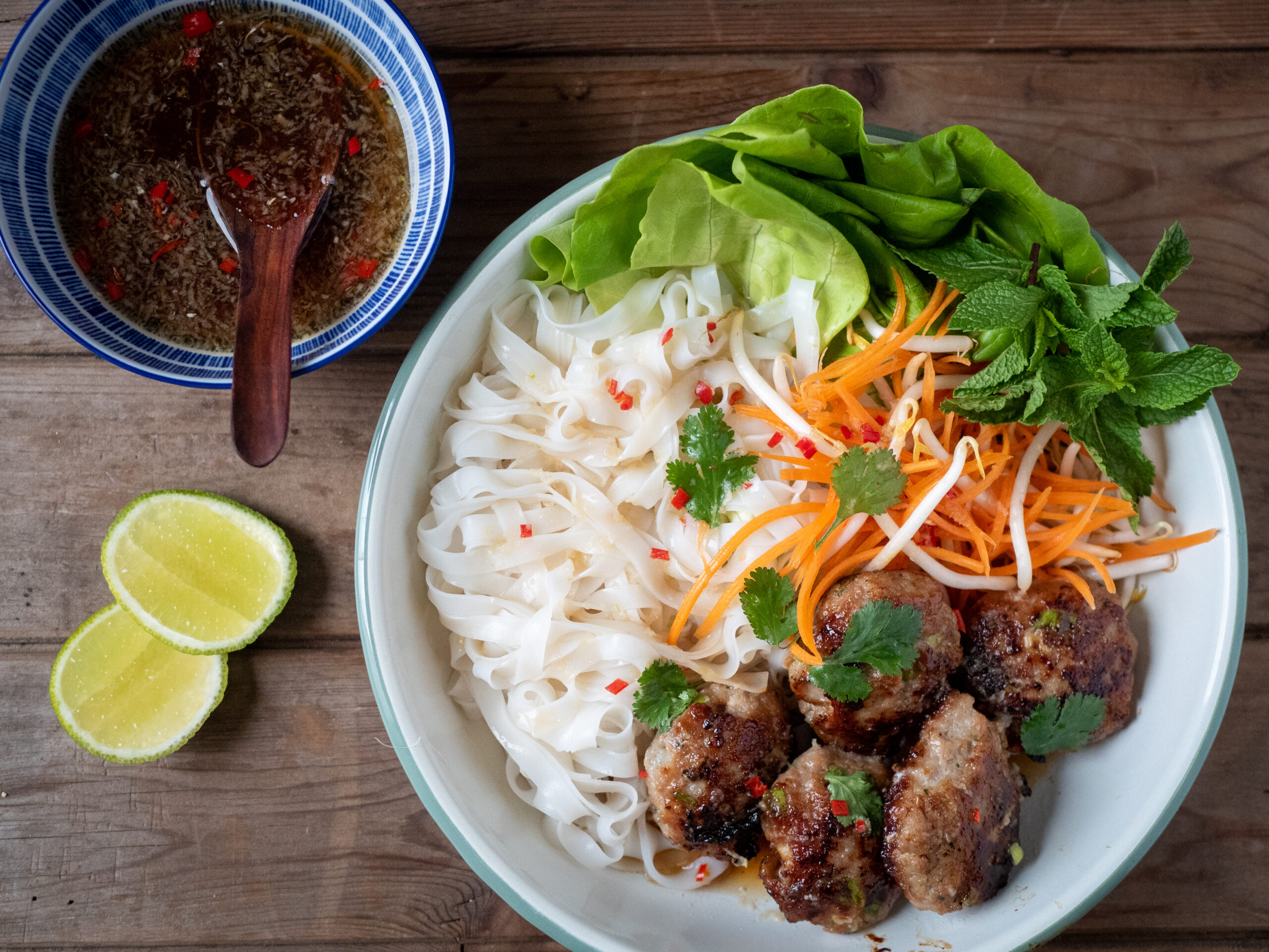 Bún chả: Vietnamese rijstnoedels met gehaktballetjes - Pimentón
