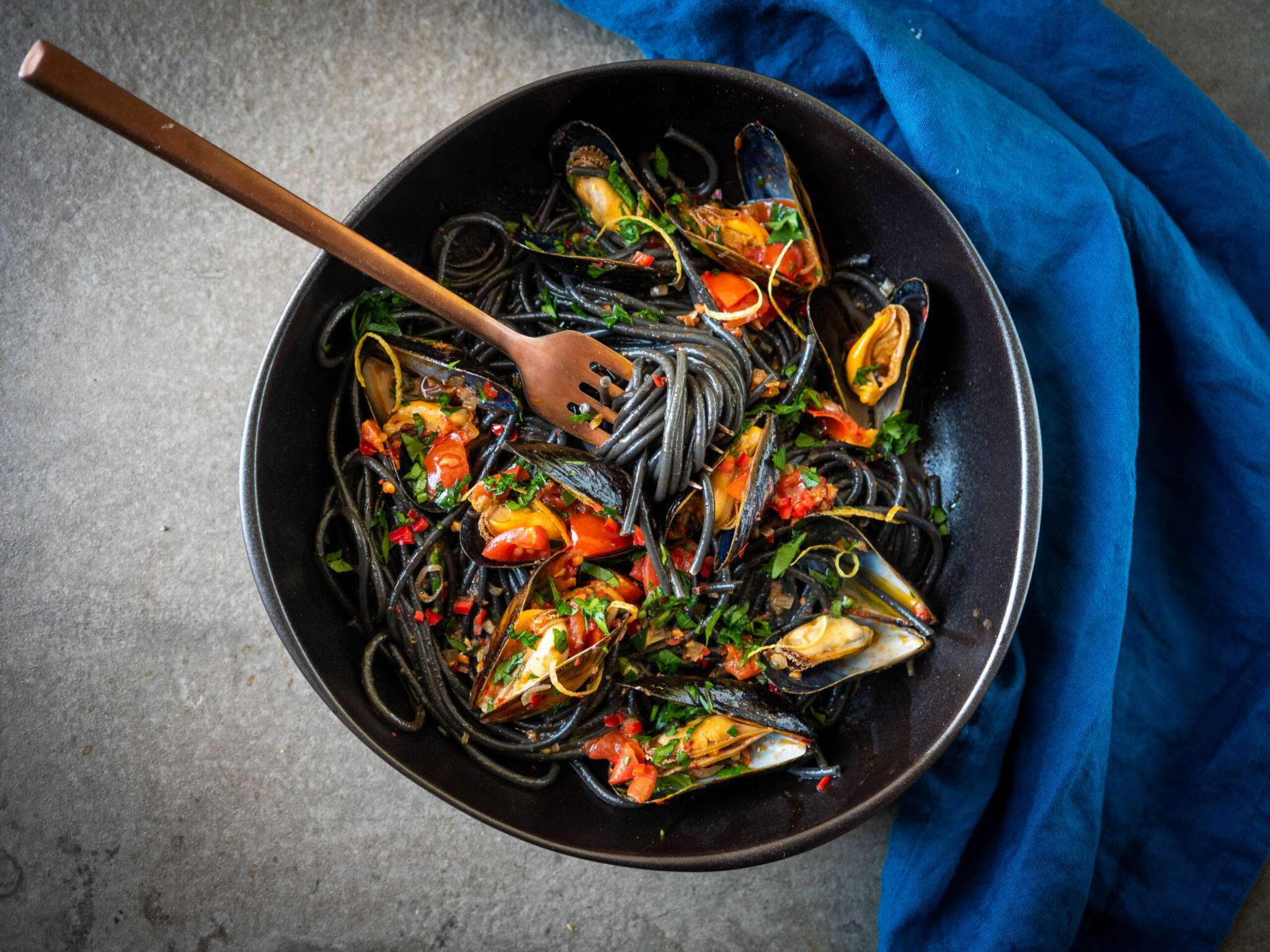 Feest! Pasta nero met mosselen en ‘nduja - Pimentón