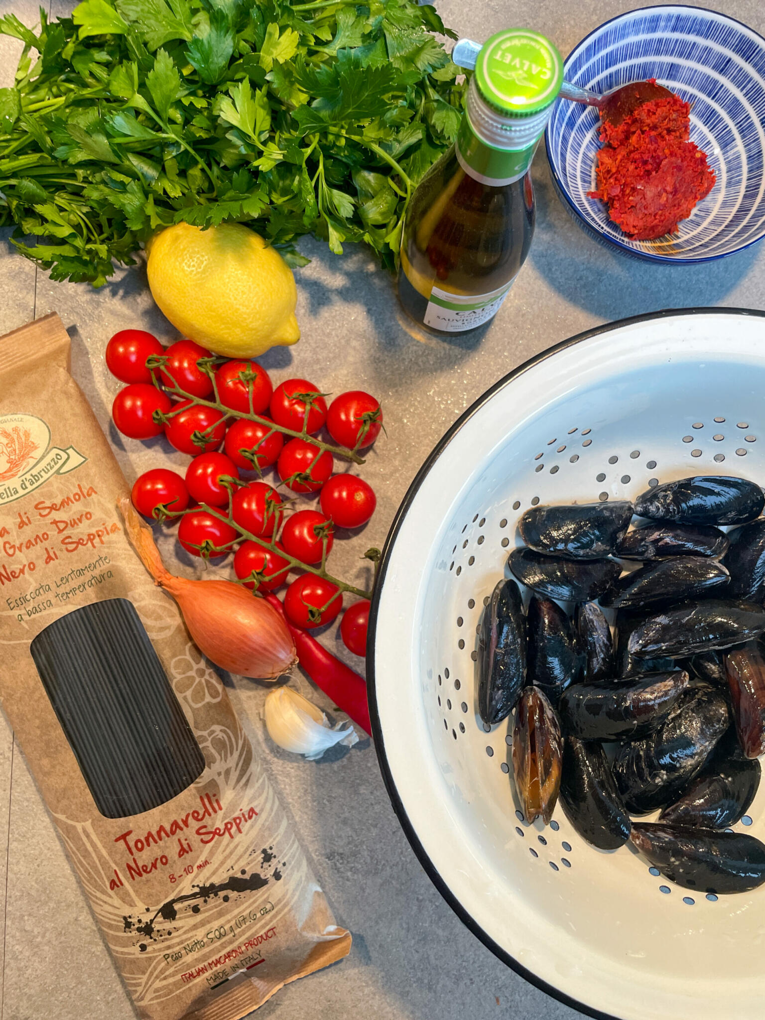 Feest! Pasta nero met mosselen en ‘nduja - Pimentón