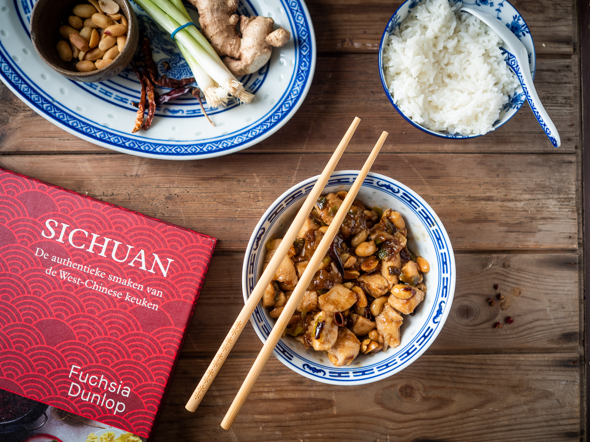 Gong Bao’s kip met pinda, een recept van Fuchsia Dunlop - Pimentón