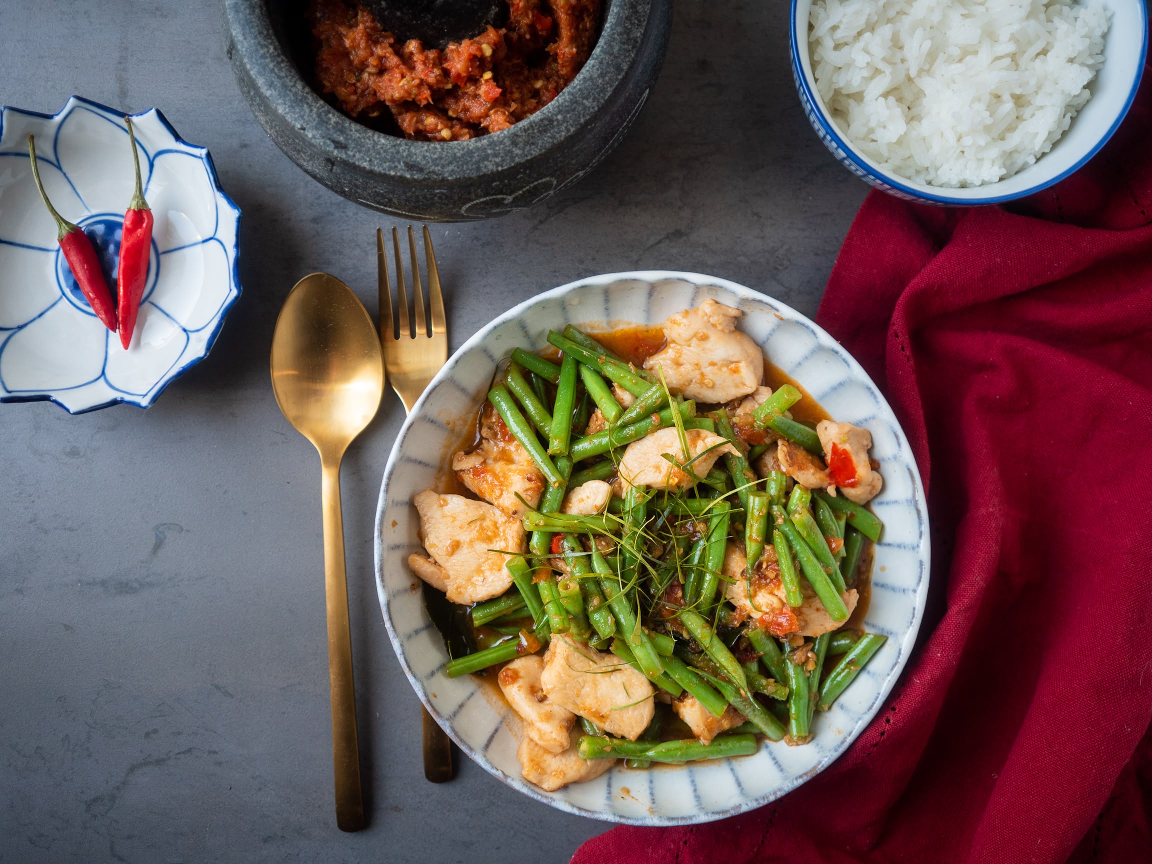 Pad Prik Kaeng: Thaise droge curry met kip - Pimentón
